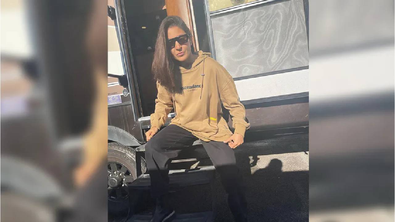 या फोटोमध्ये अनन्या पांडेने सोफ्यावर बसून जबरदस्त अश्या आकर्षक पोझ ...